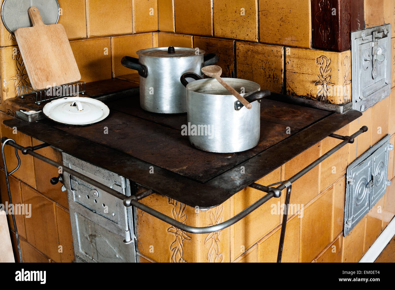 Vintage kitchen stove hi-res stock photography and images - Alamy
