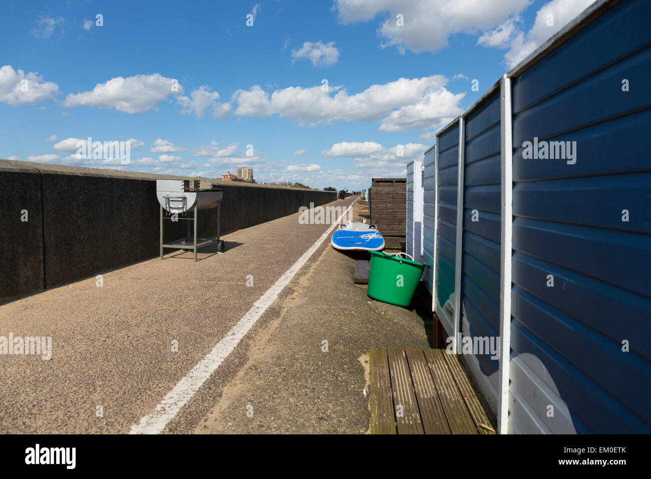 Beach huts in frinton on sea essex hi-res stock photography and images ...