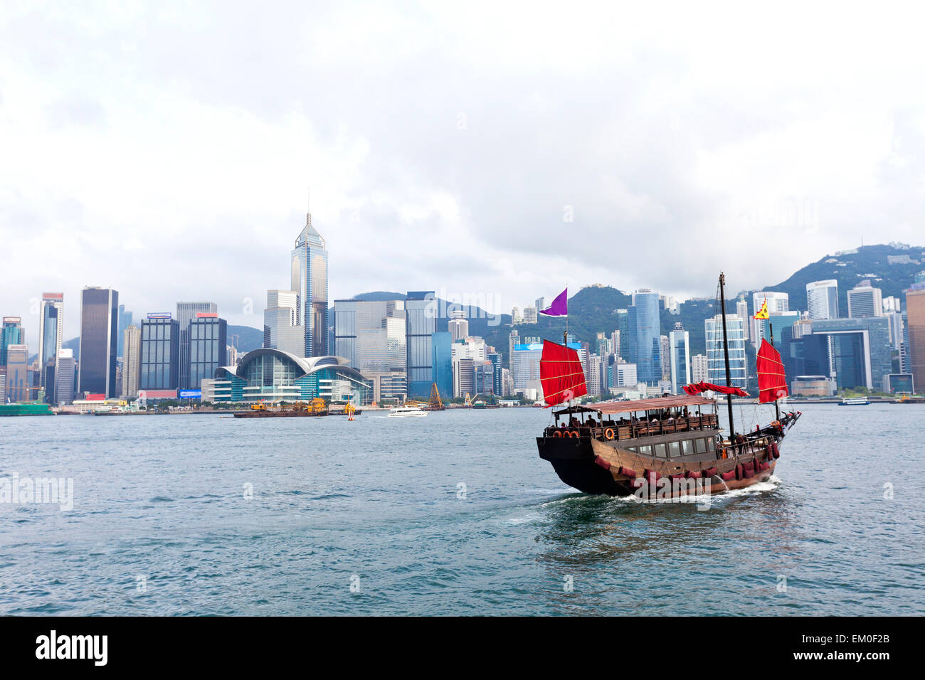 Junk boat in hongkong hi-res stock photography and images - Alamy