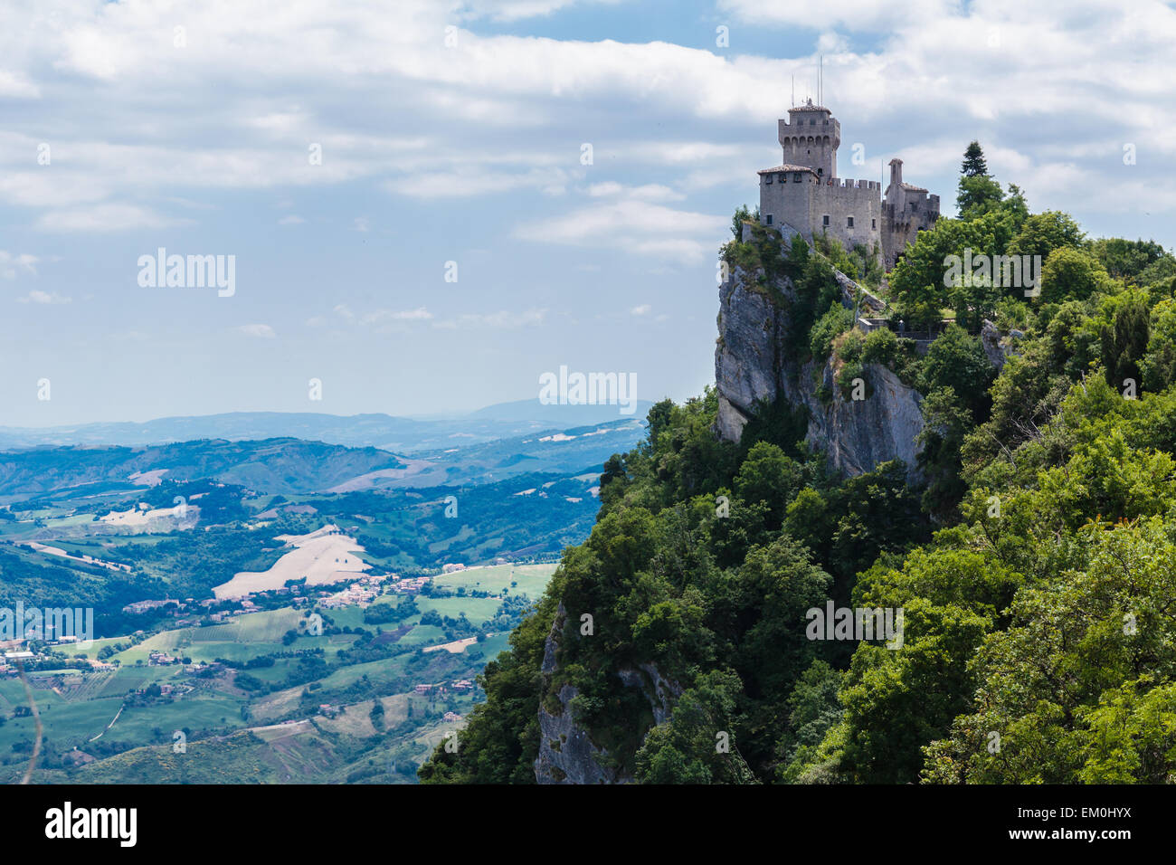 Cliff top fortress hi-res stock photography and images - Alamy