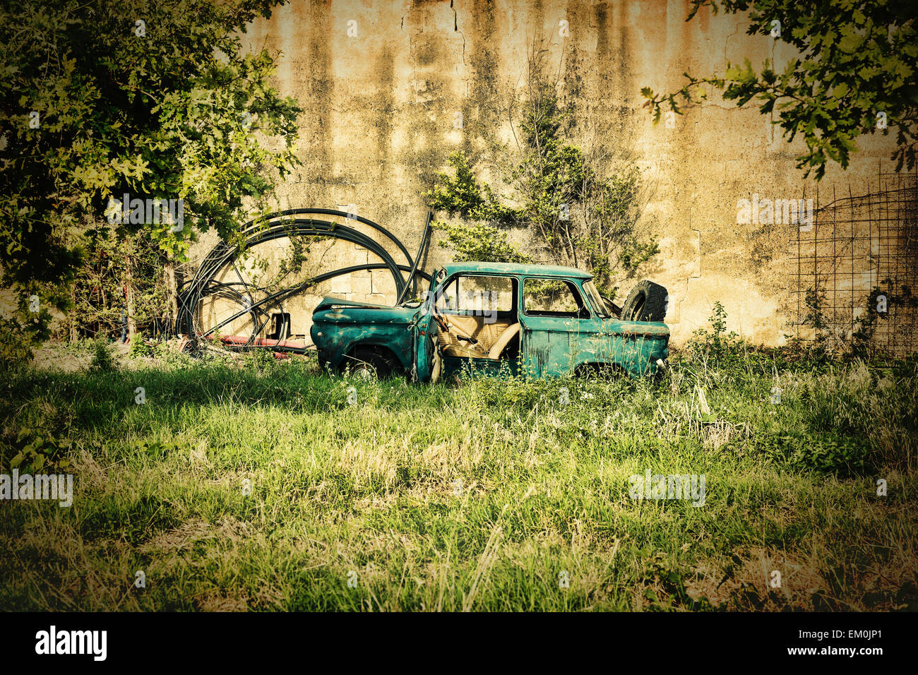 vintage broken car Stock Photo - Alamy