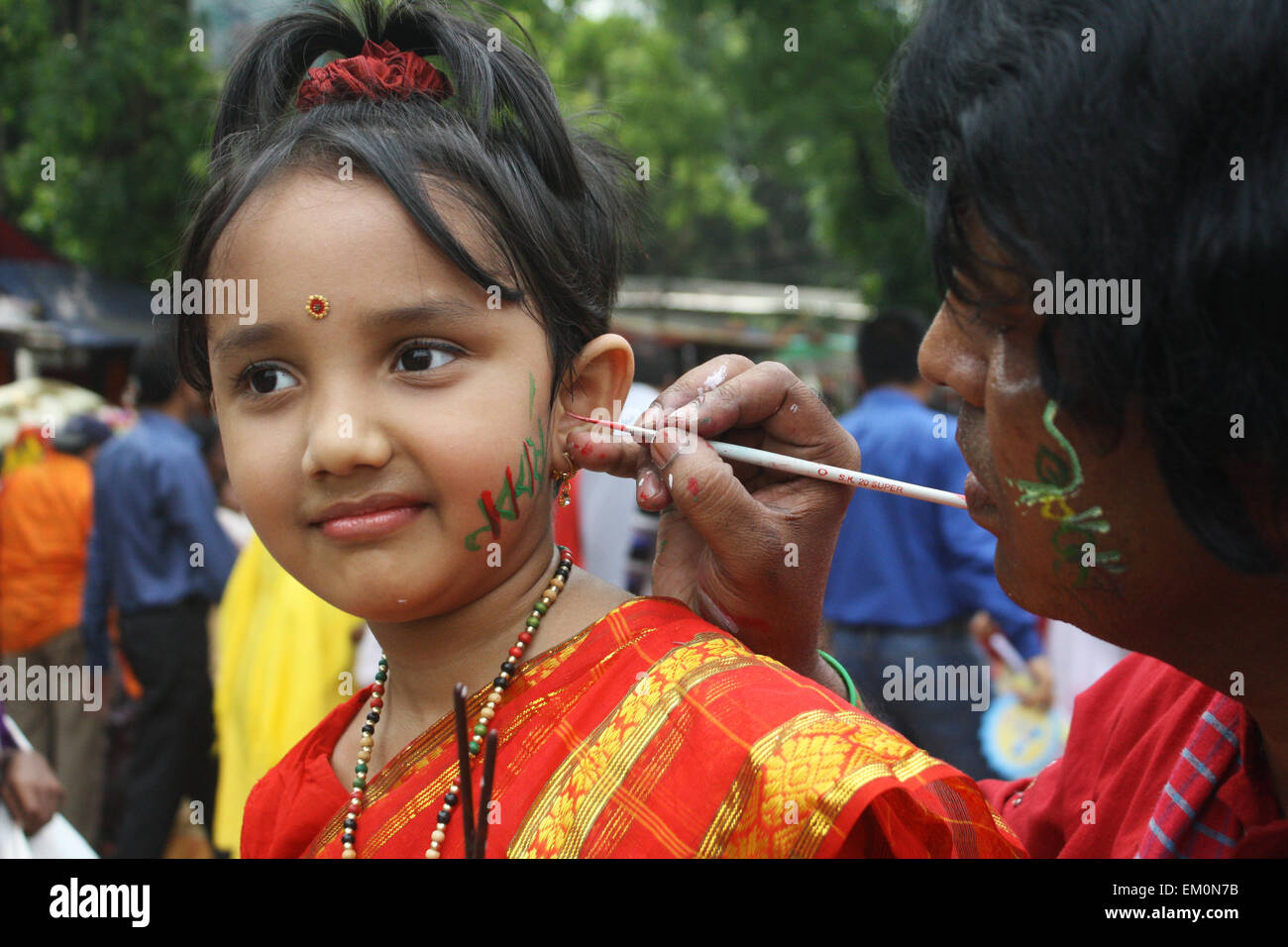Dhaka, Bangladesh. 14th April, 2015. A child painting her face to ...