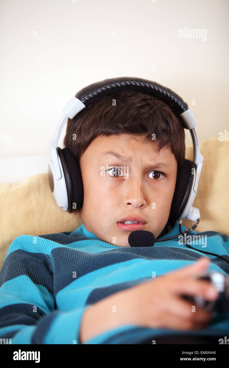 Kids playing video games hi-res stock photography and images - Alamy