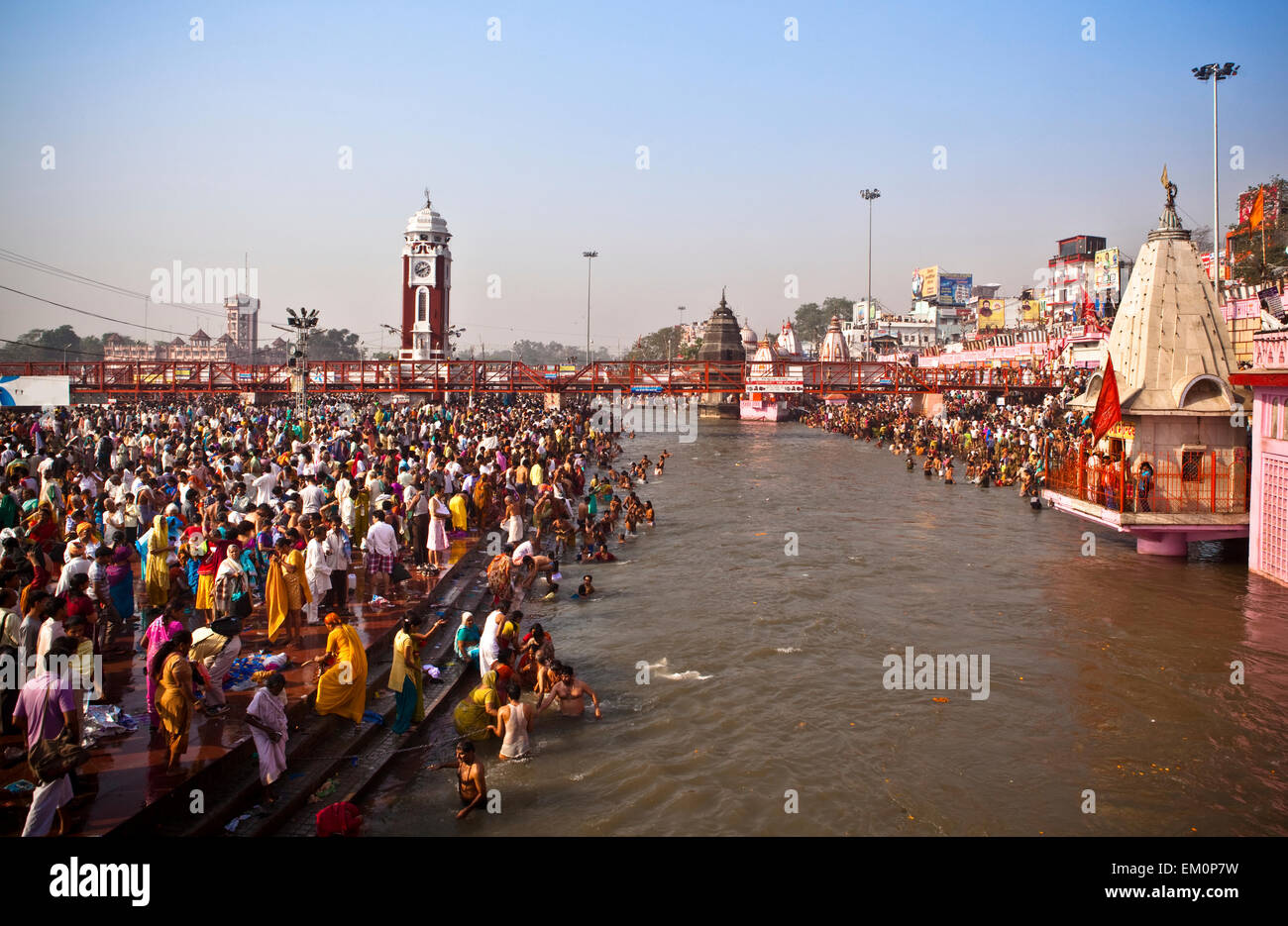 A Crowd Gathers To Bathe At The Ganges River For The Kumbh Mela ...