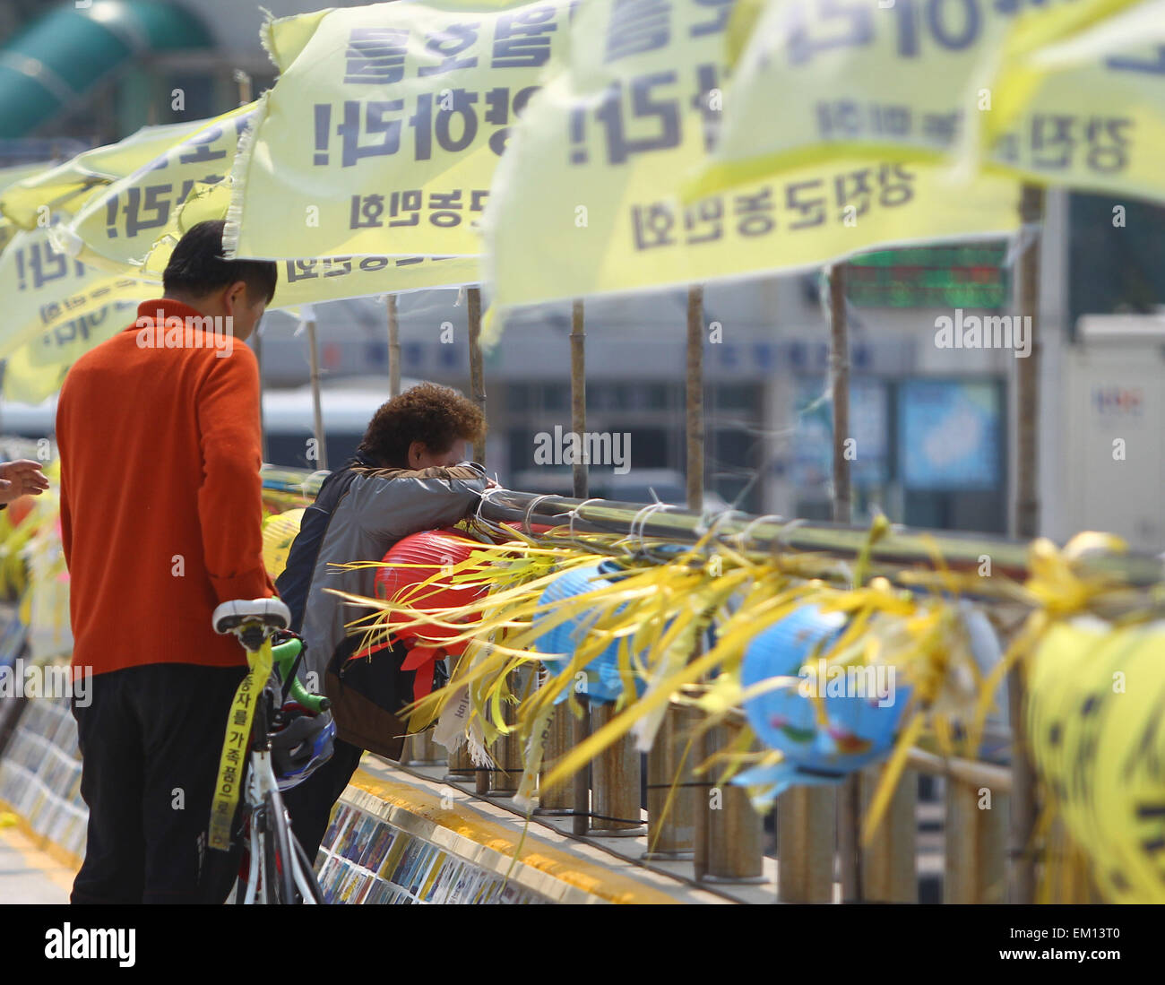 Family members of victims of sewol ferry disaster hi-res stock ...