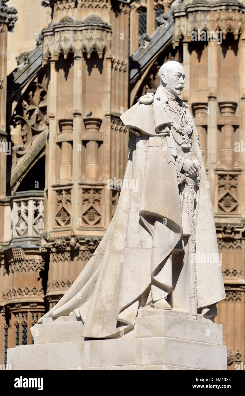 London, England, UK. Statue of King George V (1947: William Reid Dick ...