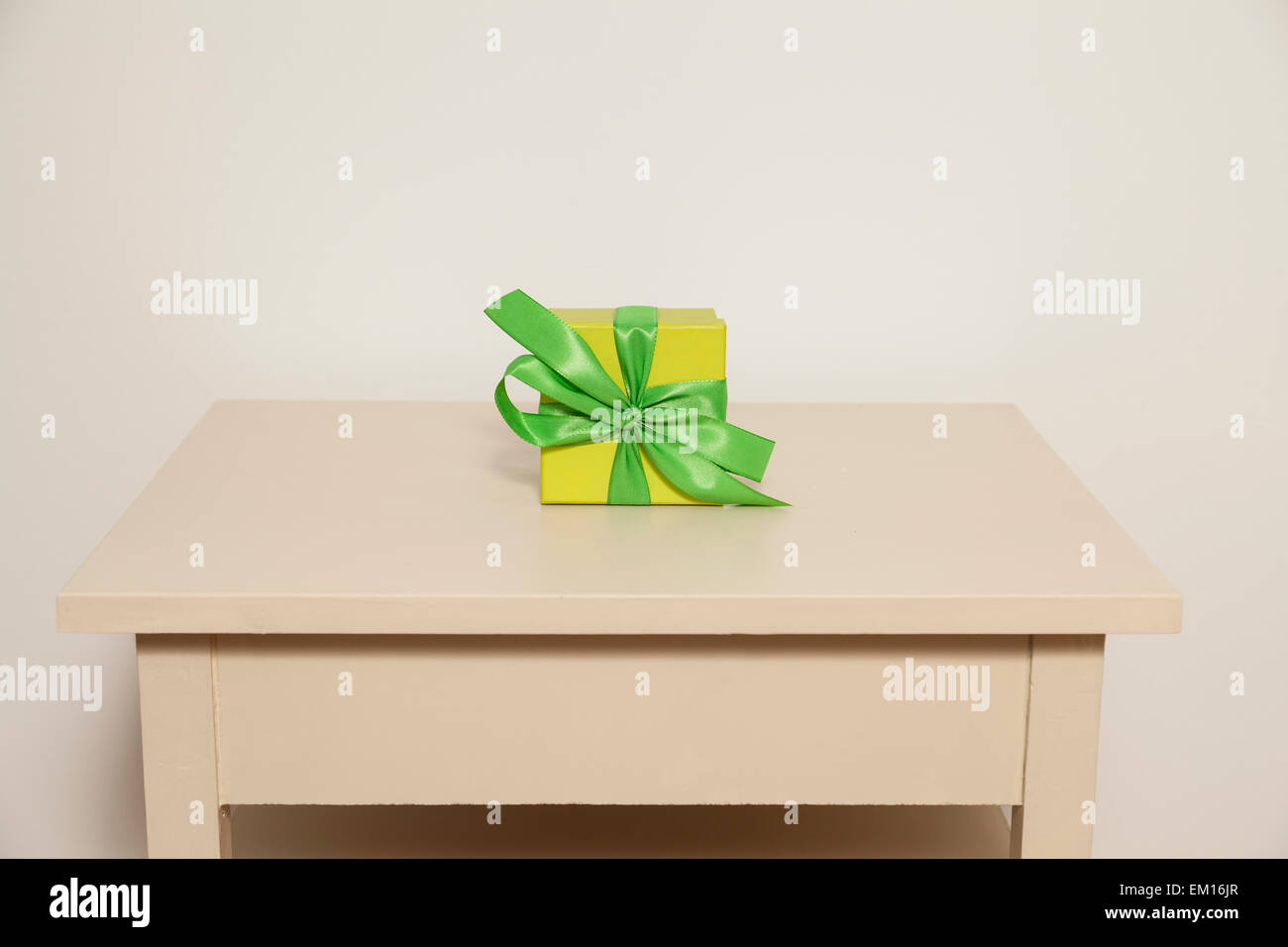 Small present flowers hi-res stock photography and images - Alamy