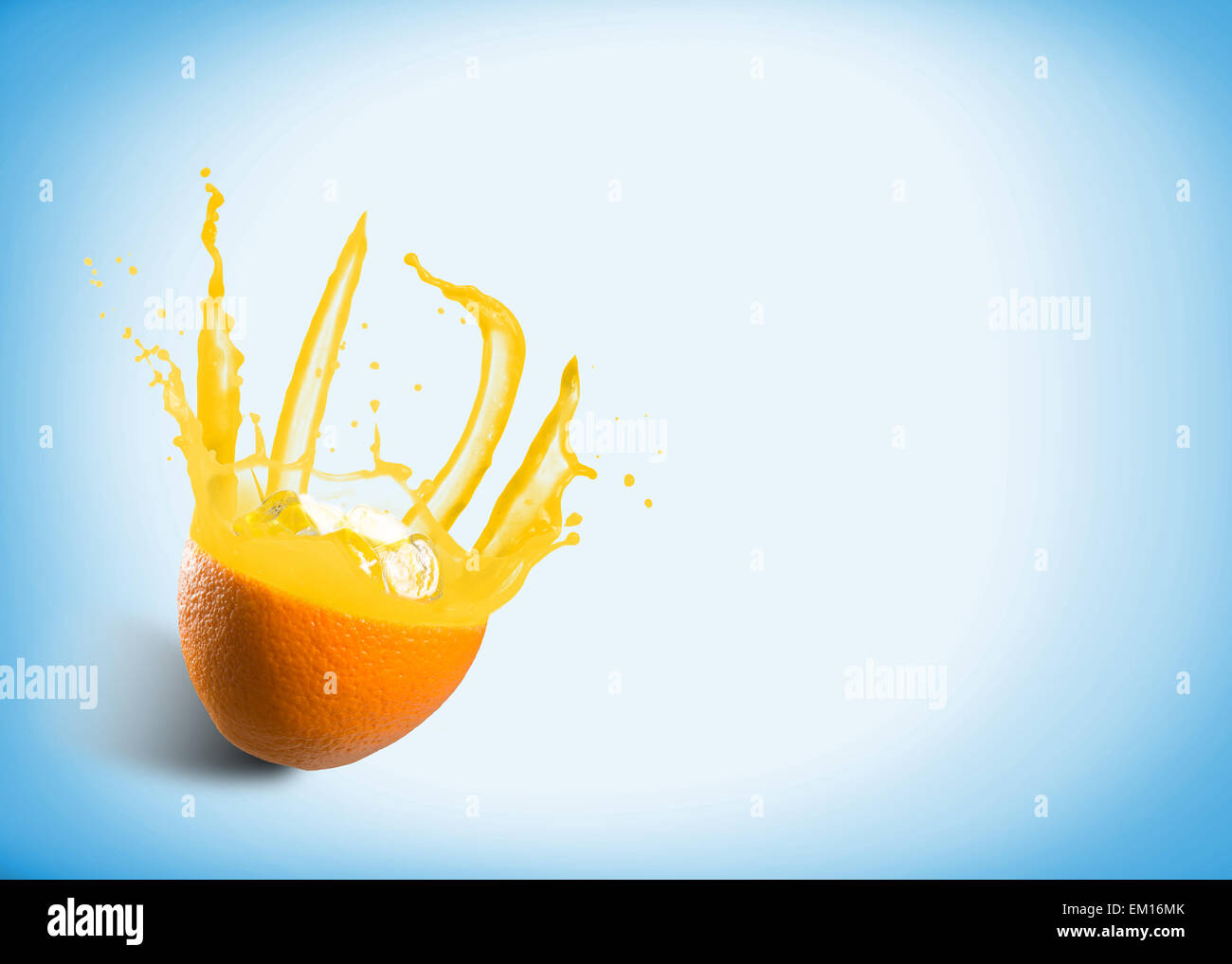 Ice cubes fall orange juice hi-res stock photography and images - Alamy