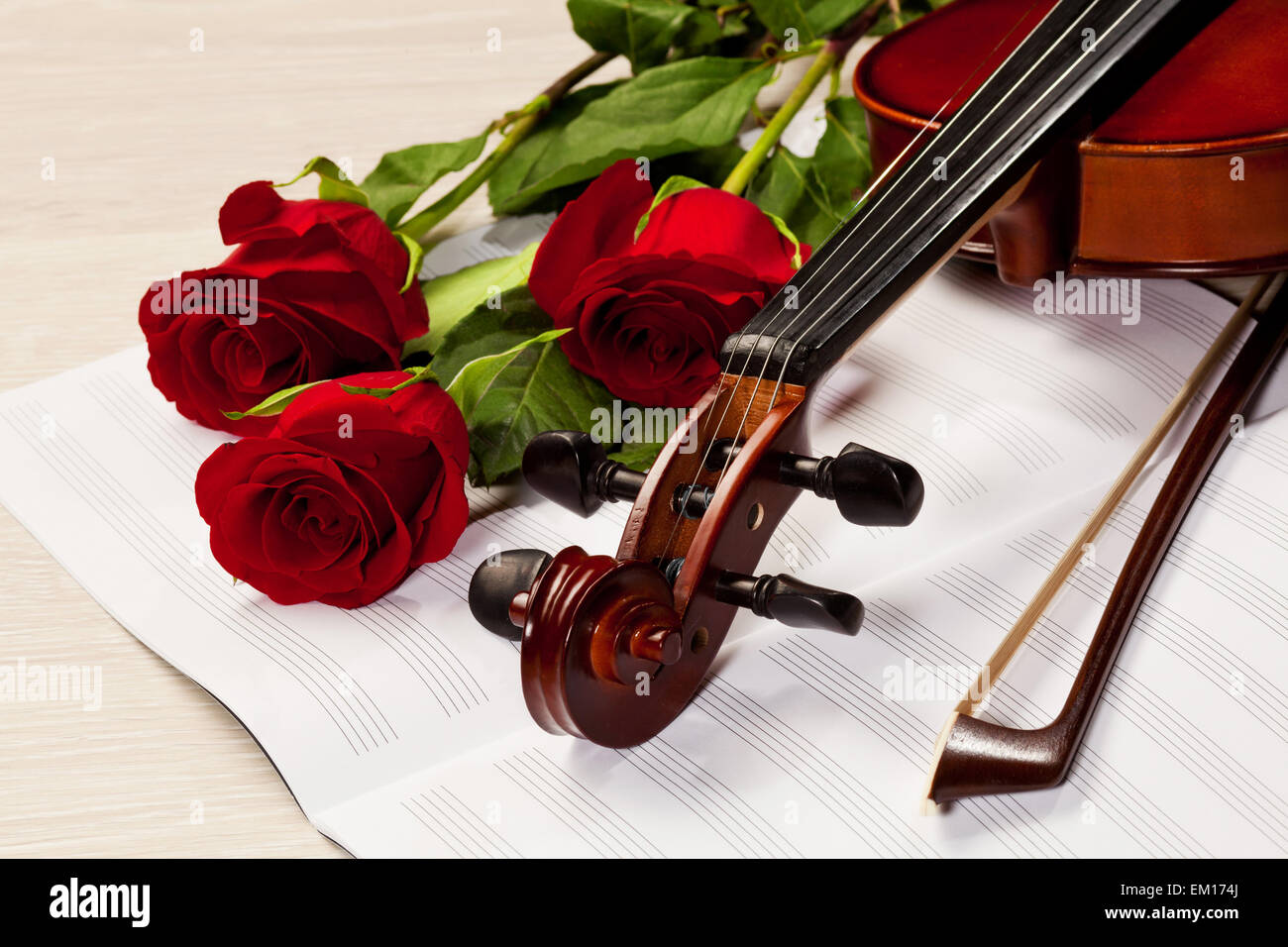 Red roses and a violin Stock Photo - Alamy
