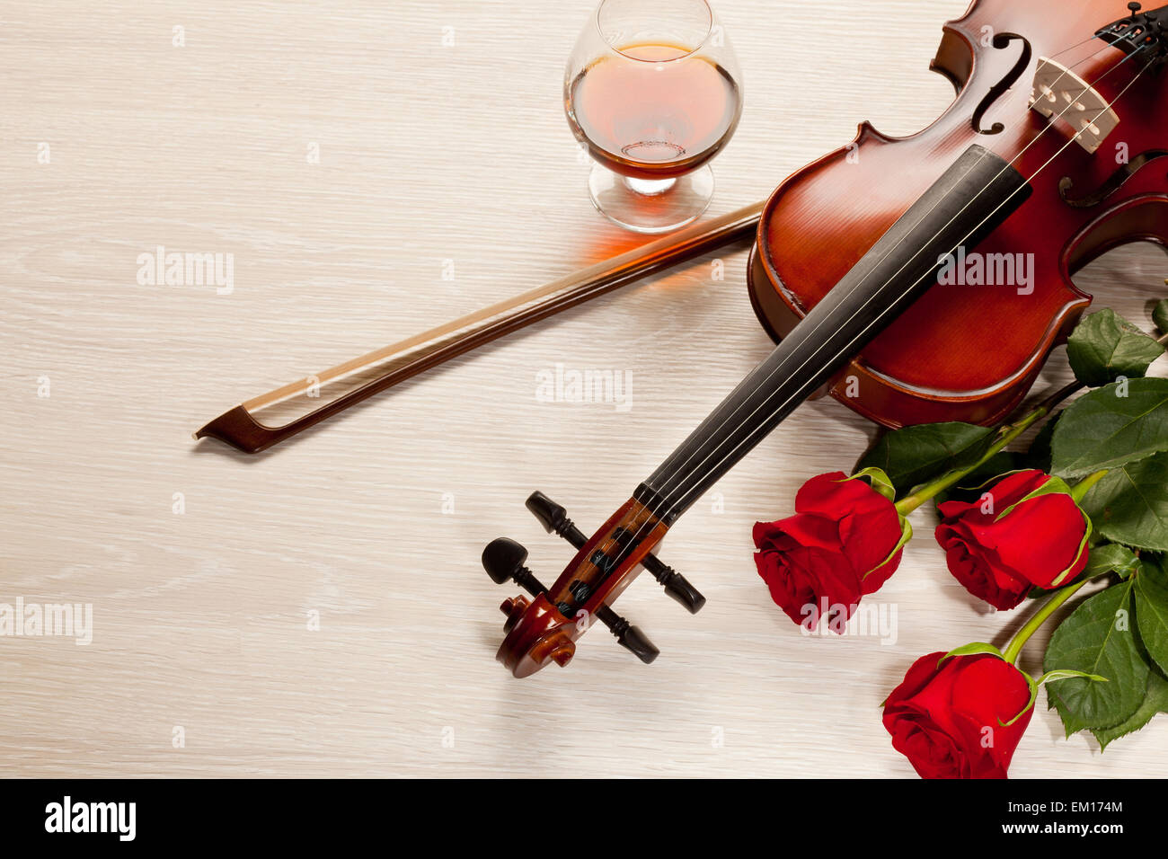 Red roses and a violin Stock Photo - Alamy