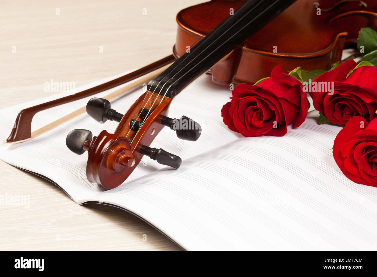 Red roses and a violin Stock Photo - Alamy