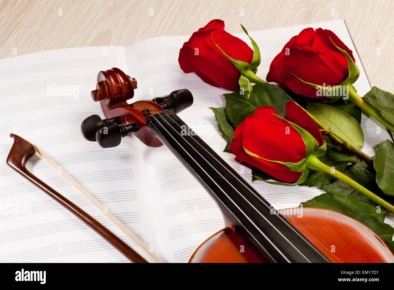 Red roses and a violin Stock Photo - Alamy