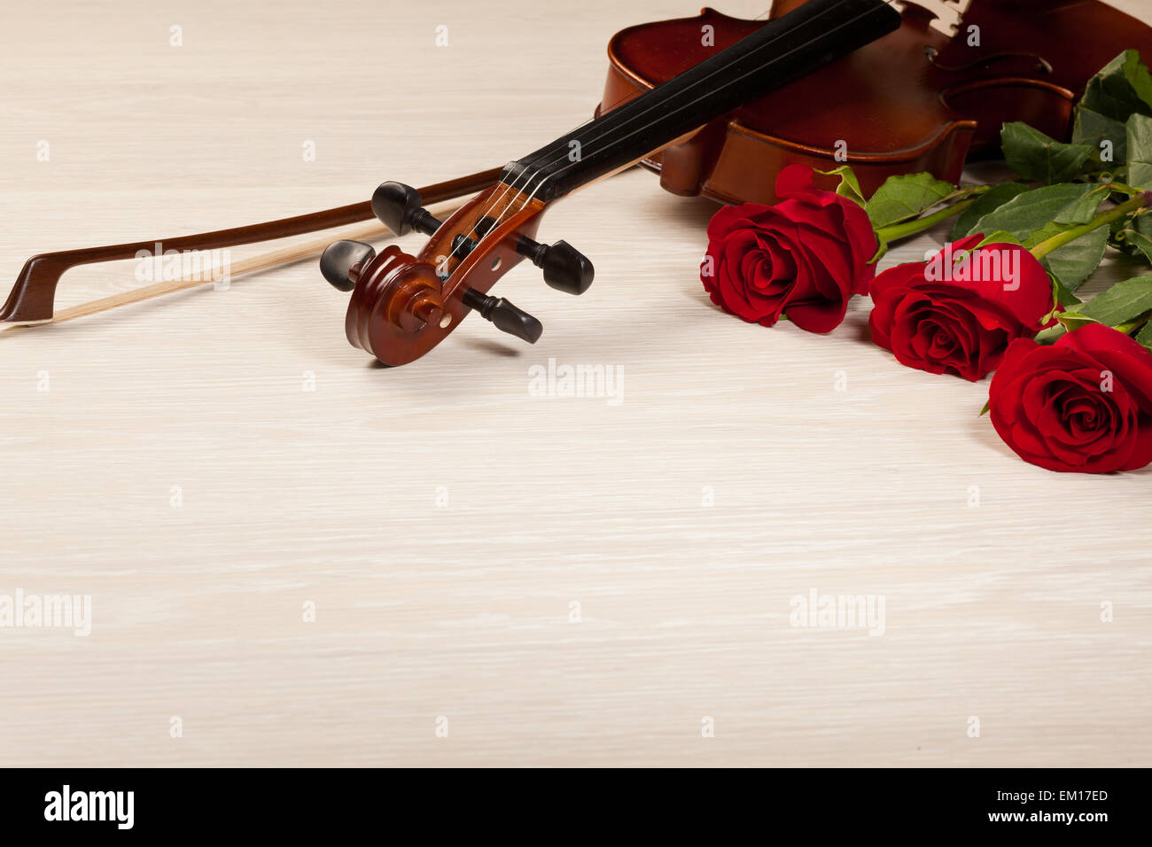 Red roses and a violin Stock Photo - Alamy