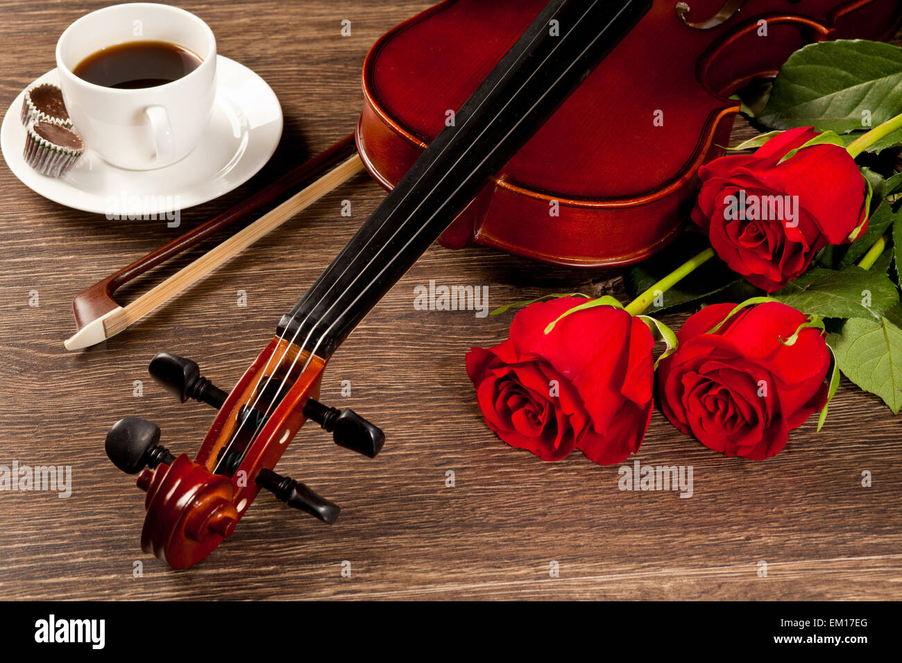 Red roses and a violin Stock Photo - Alamy