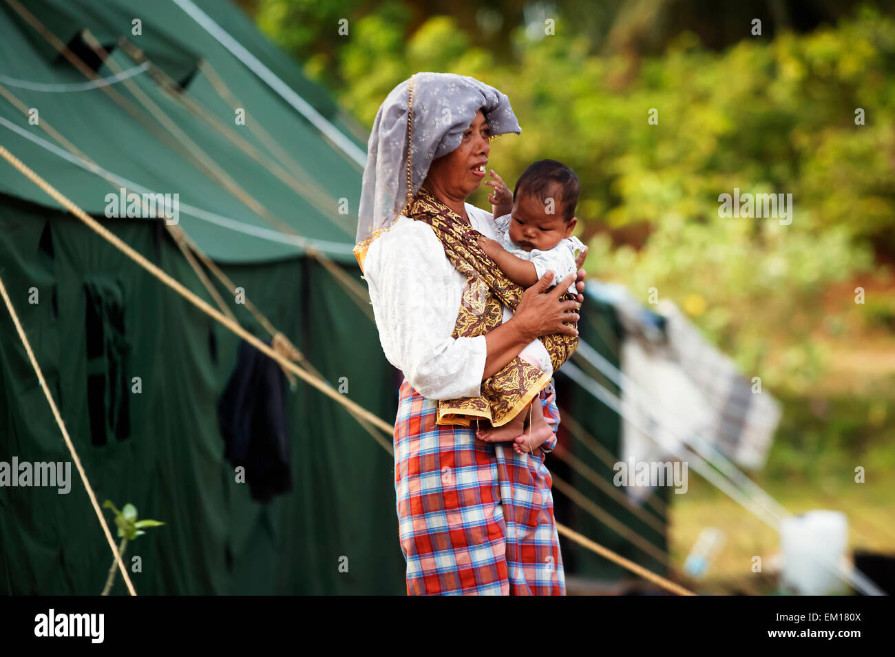 Refugee mother baby hi-res stock photography and images - Alamy