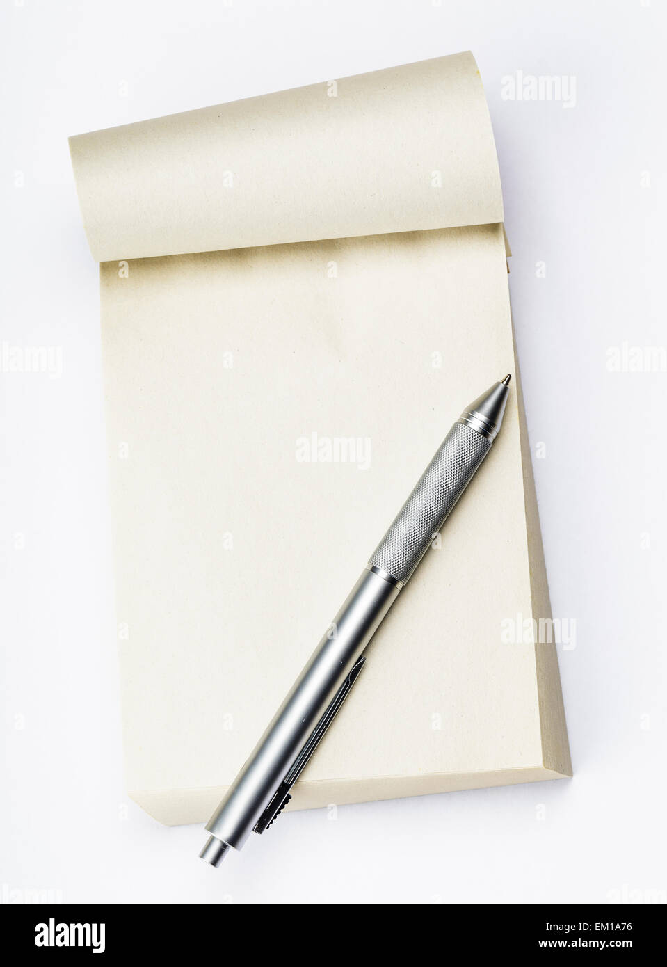Blank memo pad with pen Stock Photo - Alamy