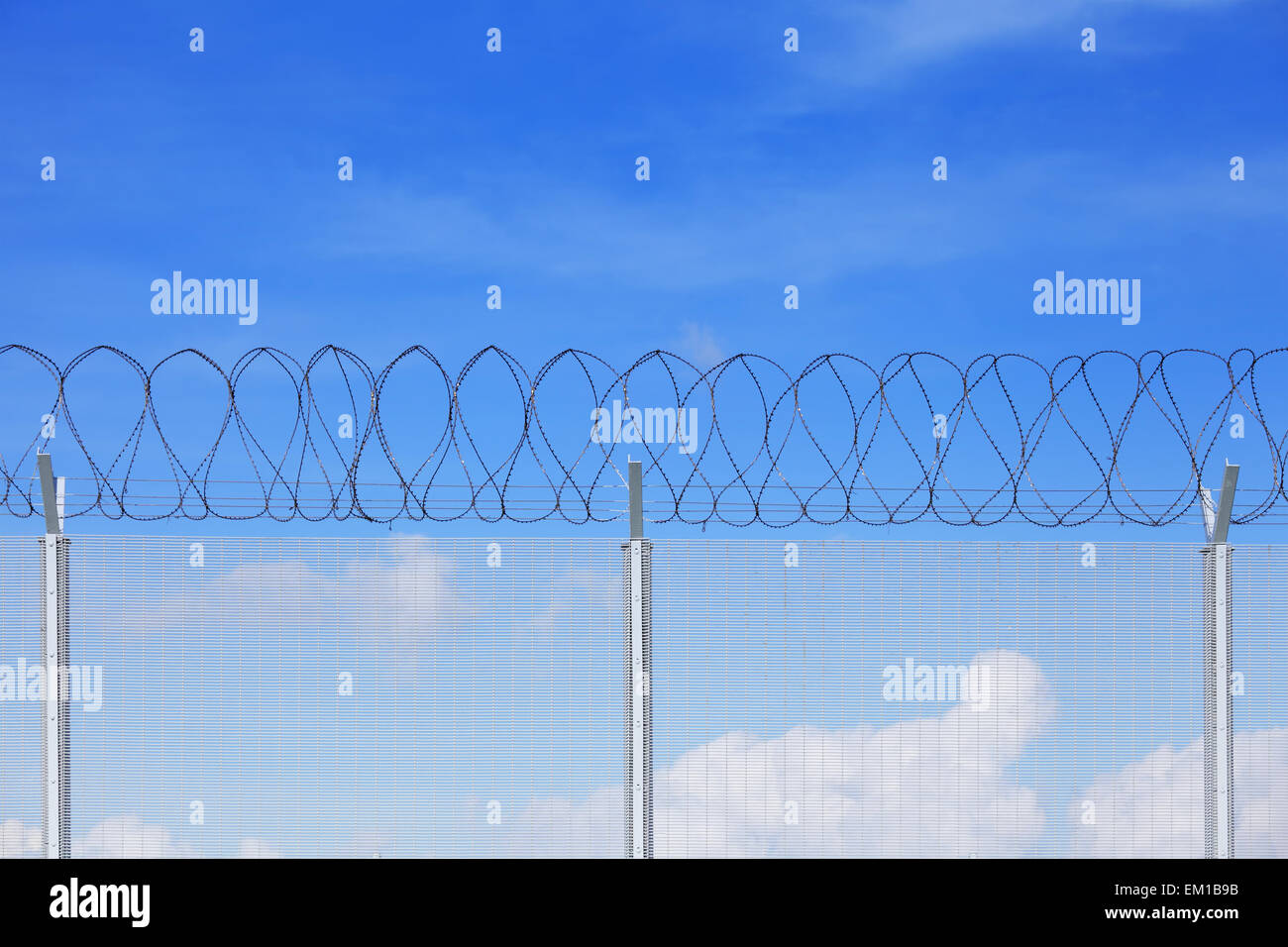Chain link fence Stock Photo - Alamy