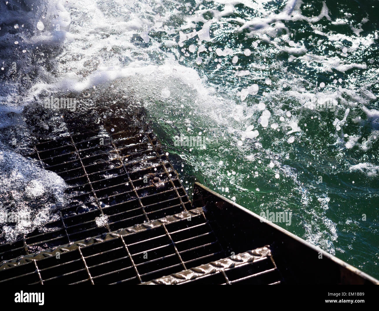 Wave crashing pier hi-res stock photography and images - Alamy