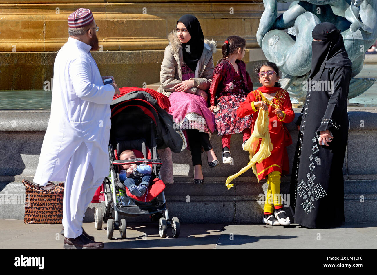 London, England, UK. Muslim family in Trafalgar Square Stock Photo - Alamy