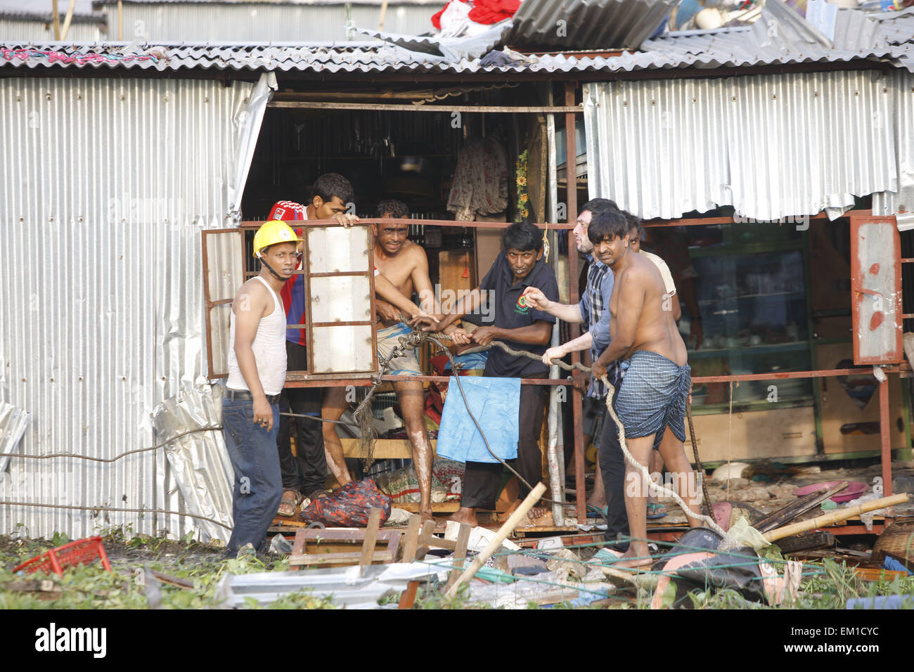 Dhaka, Bangladesh. 15th Apr, 2015. Rescue workers doing the rescue ...