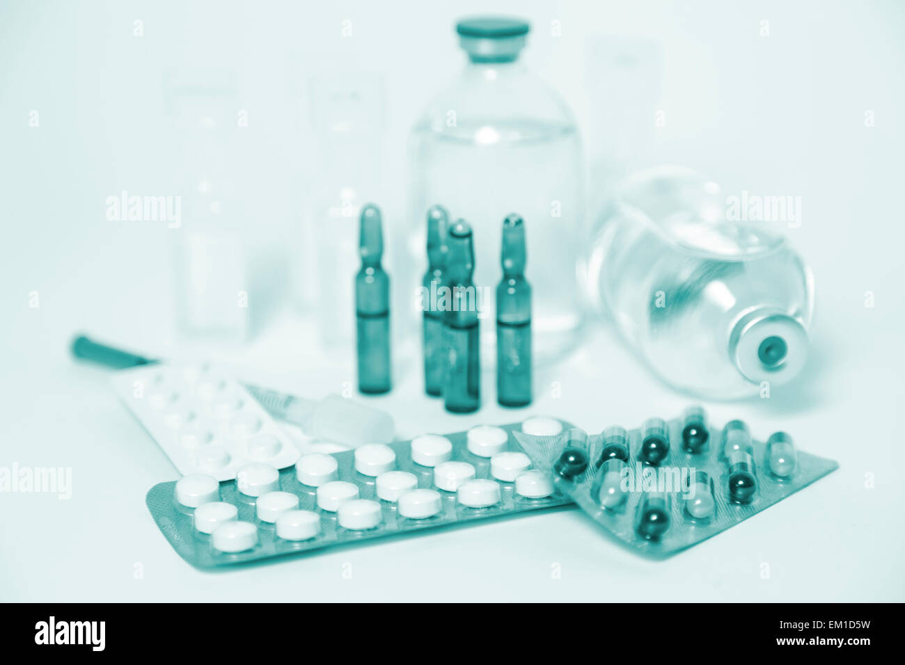Ampulla and tablets Stock Photo - Alamy
