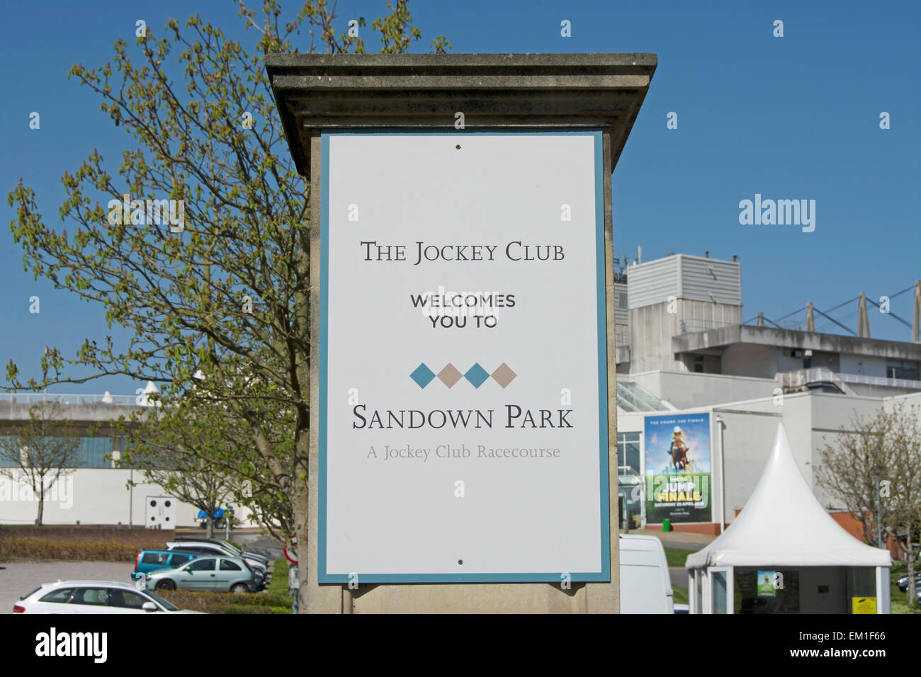 At sandown racecourse hi-res stock photography and images - Alamy
