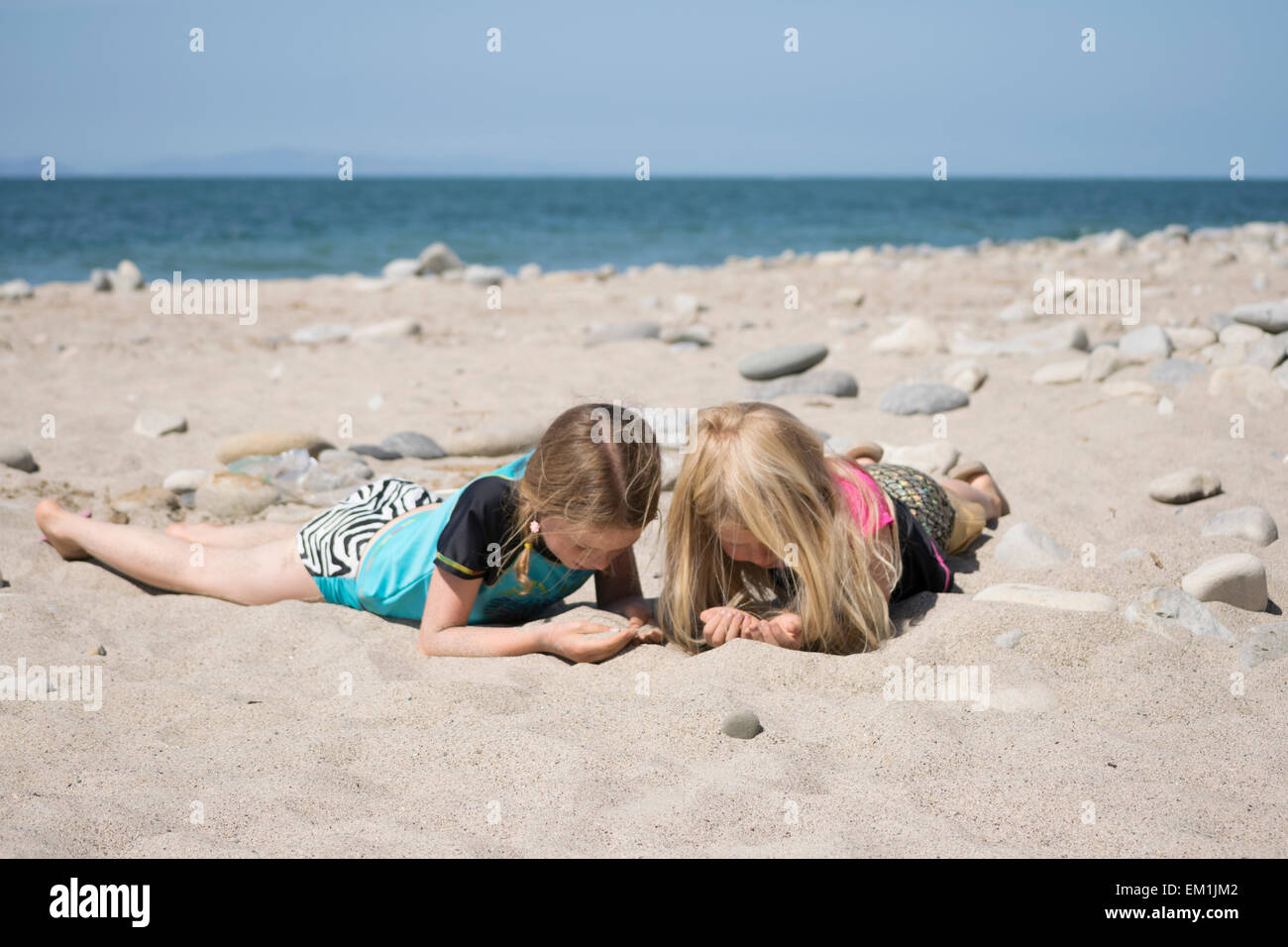 Sisters at the ocean hi-res stock photography and images - Alamy