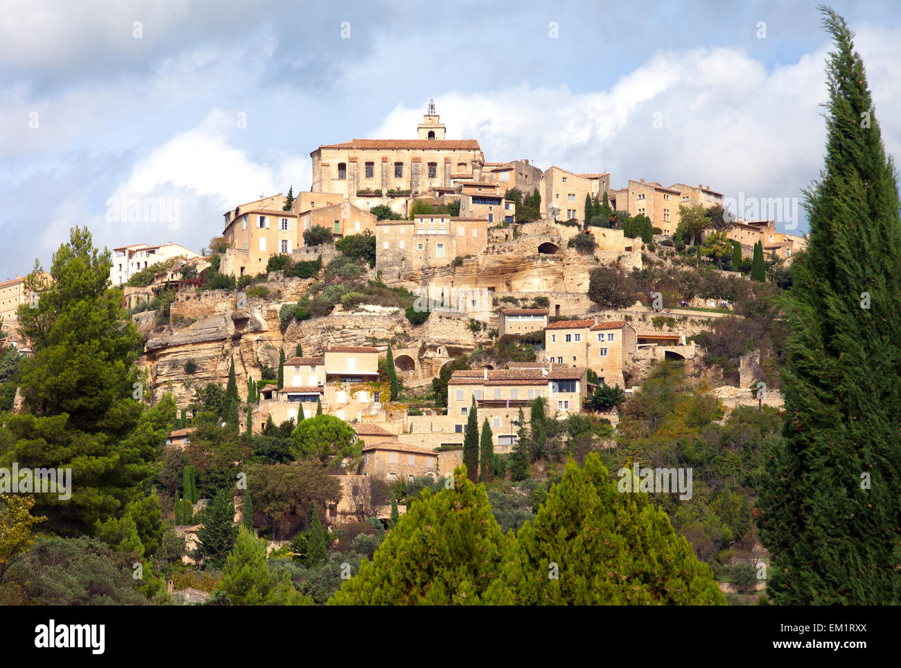 Distance view of hilltop village of Gordes, Luberon area of Provence ...
