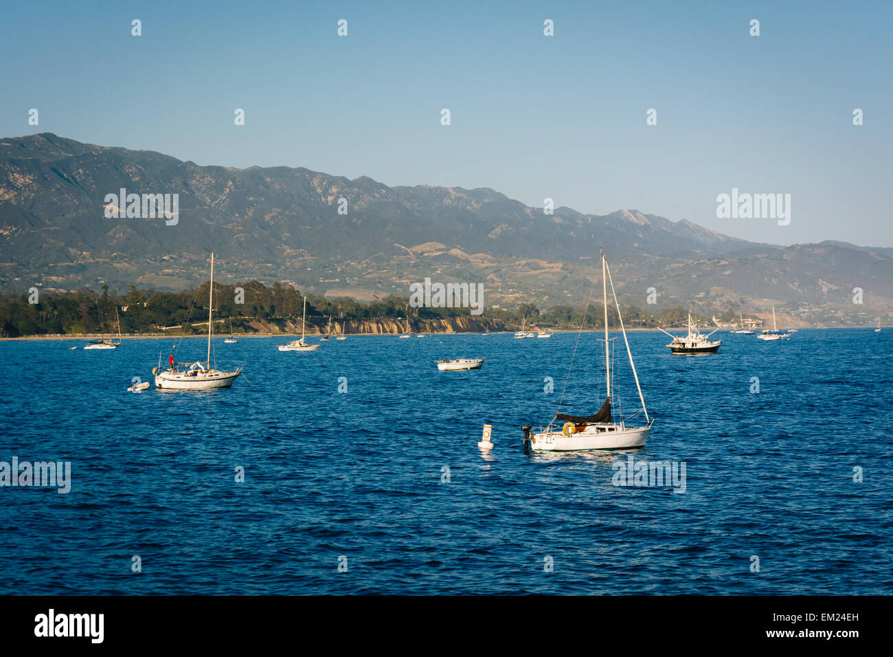 Boats in the Pacific Ocean and mountains, seen from Stearn's Wharf, in ...