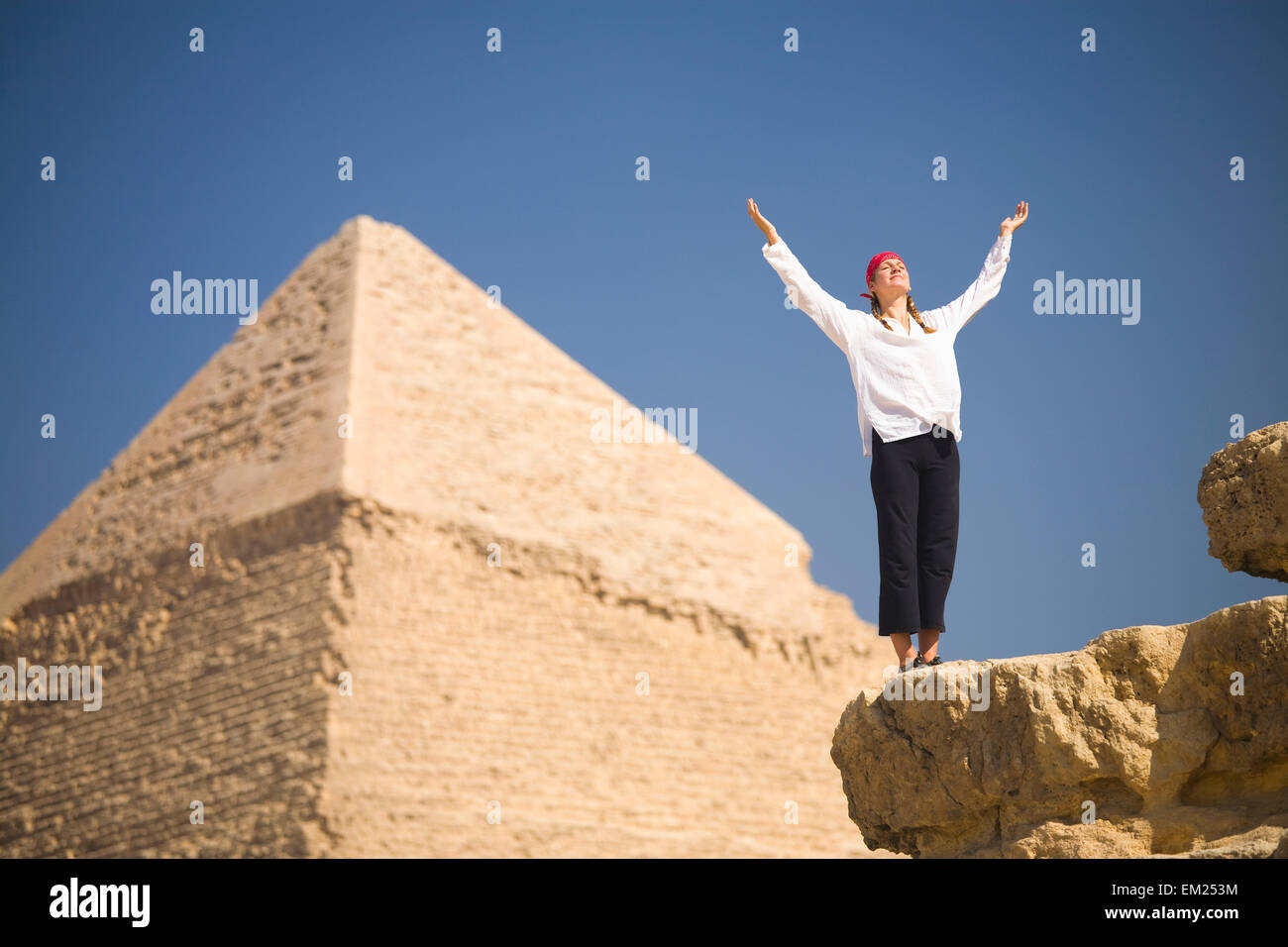 Field in front pyramid hi-res stock photography and images - Alamy