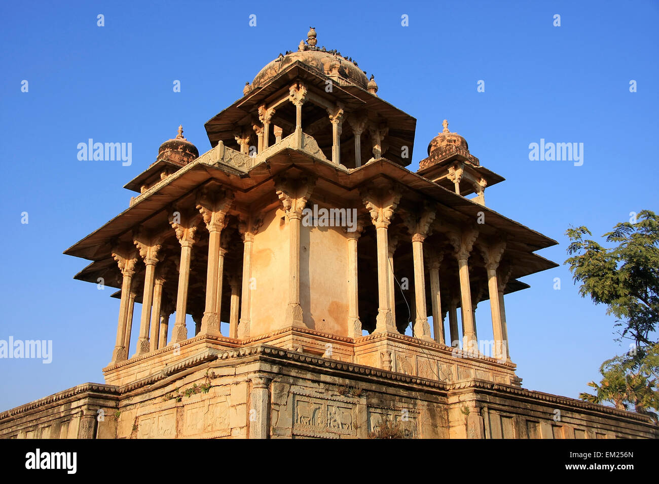 Pillared cenotaph hi-res stock photography and images - Alamy