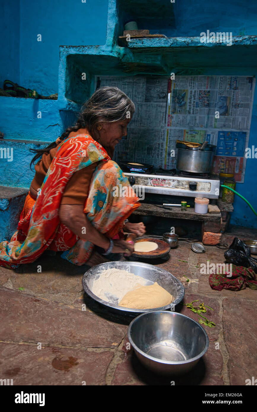 Woman preparing chapati at her kitchen Stock Photo - Alamy