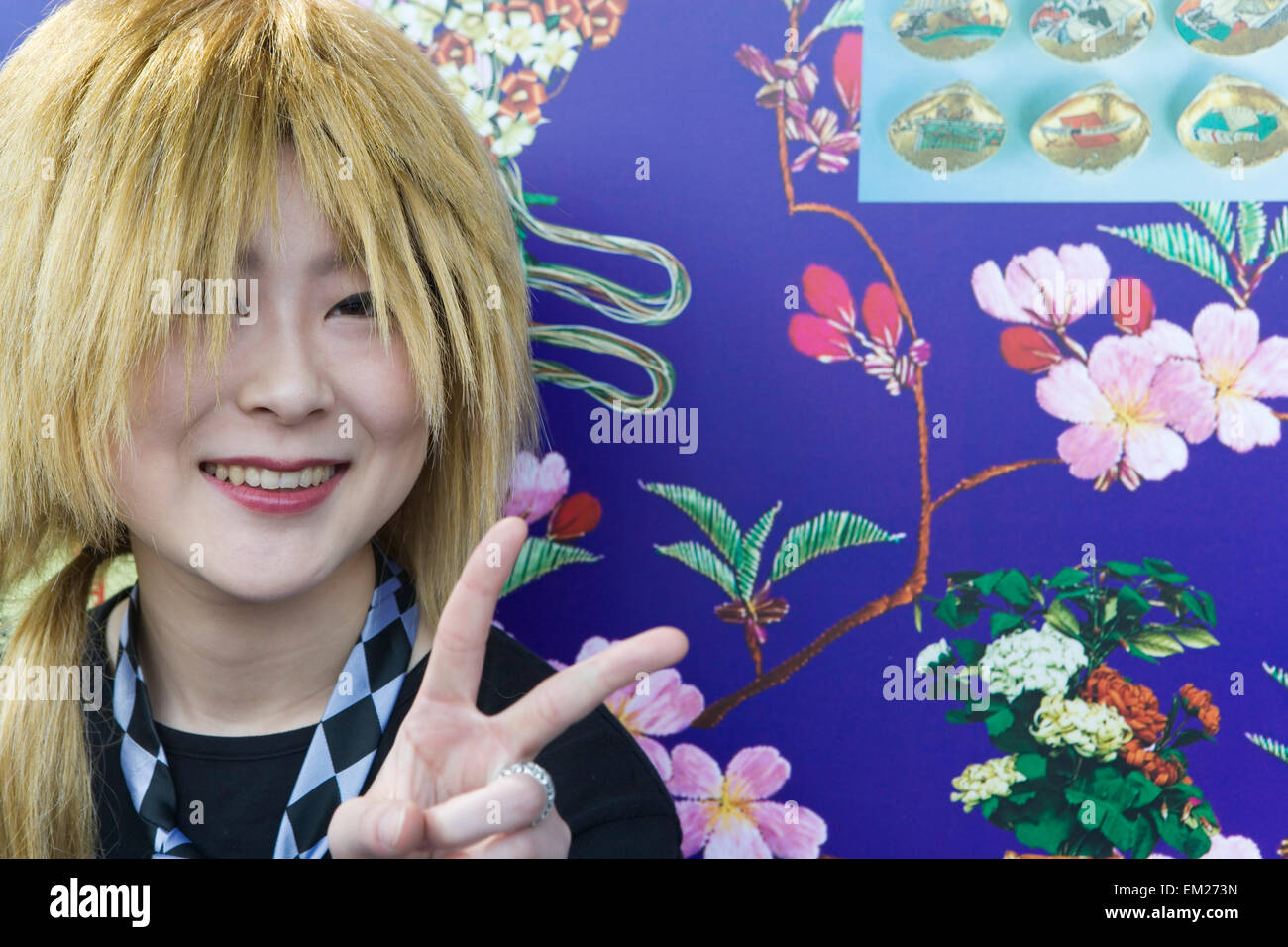 Harajuku Girl smiling, peace sign Stock Photo - Alamy