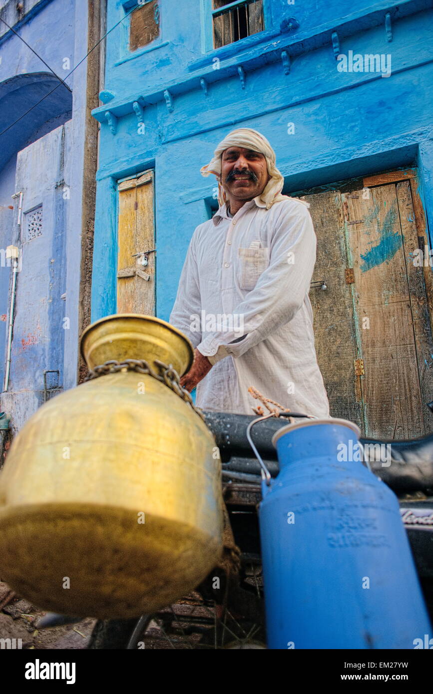 MIlkmand selling milk door to door at Bundi Stock Photo - Alamy