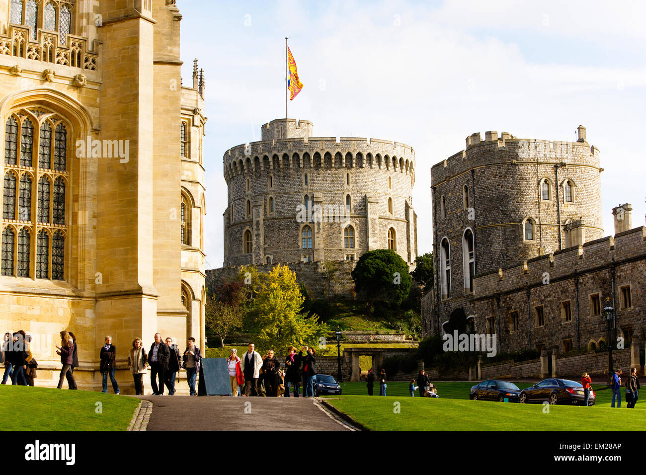 Windsor castle courtyard hi-res stock photography and images - Alamy