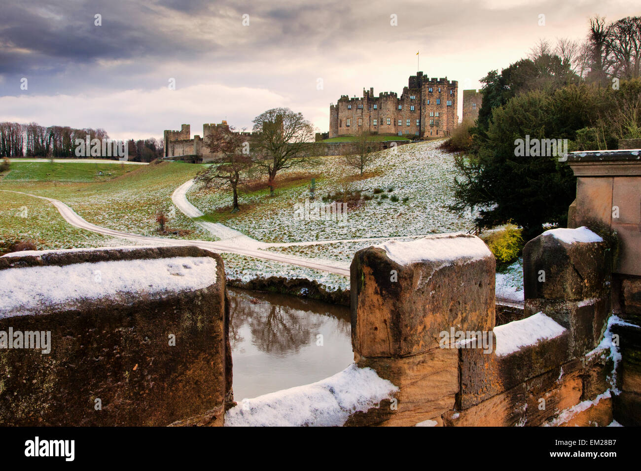Snow on alnwick castle hi-res stock photography and images - Alamy