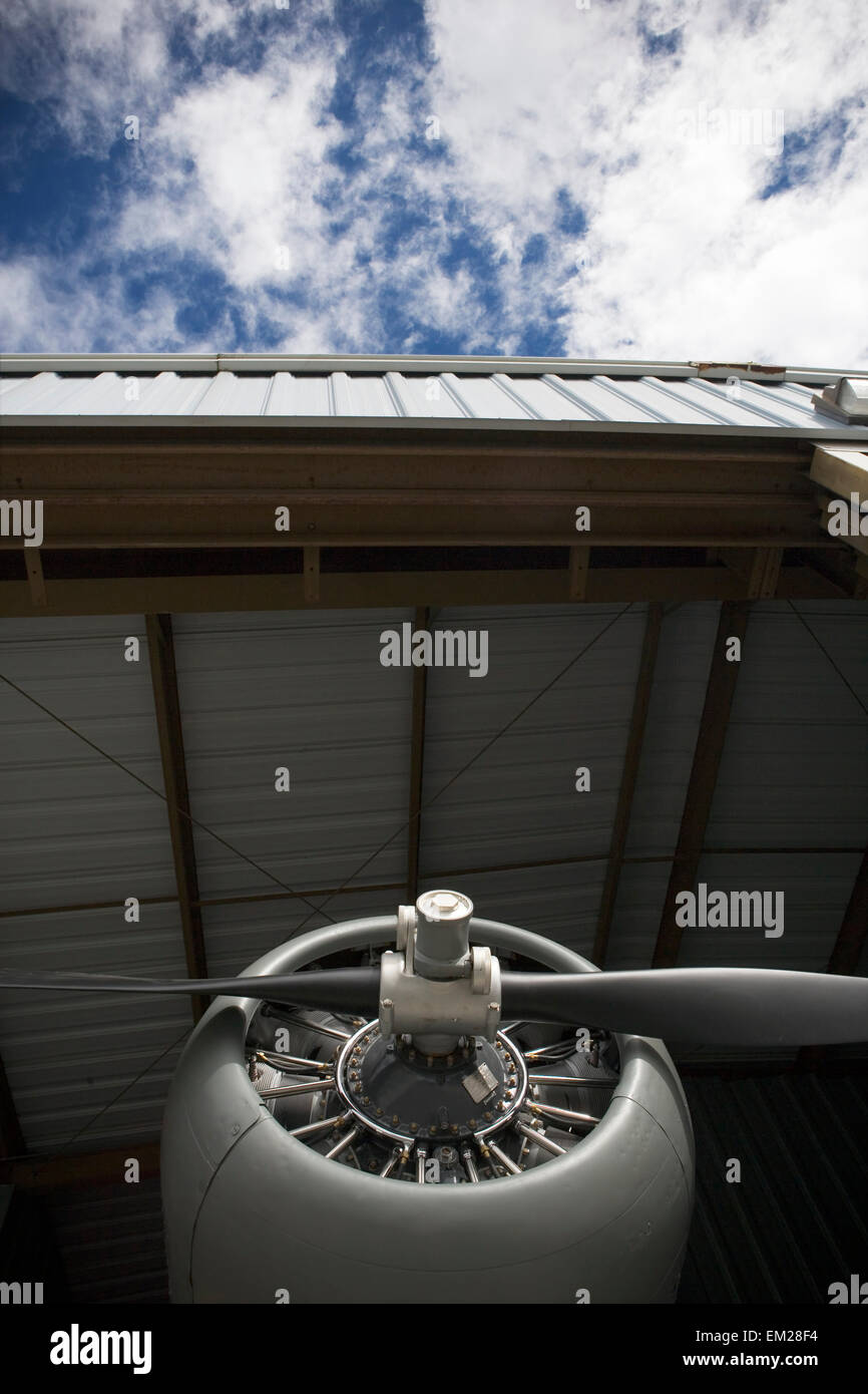 Military airplane hanger hi-res stock photography and images - Alamy