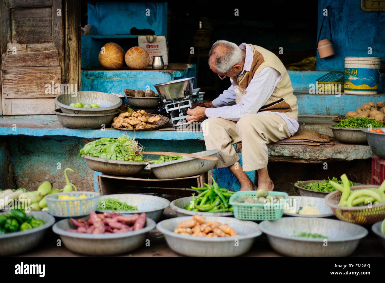 Street outside Jodhpur market vendor fixing his scale Stock Photo - Alamy