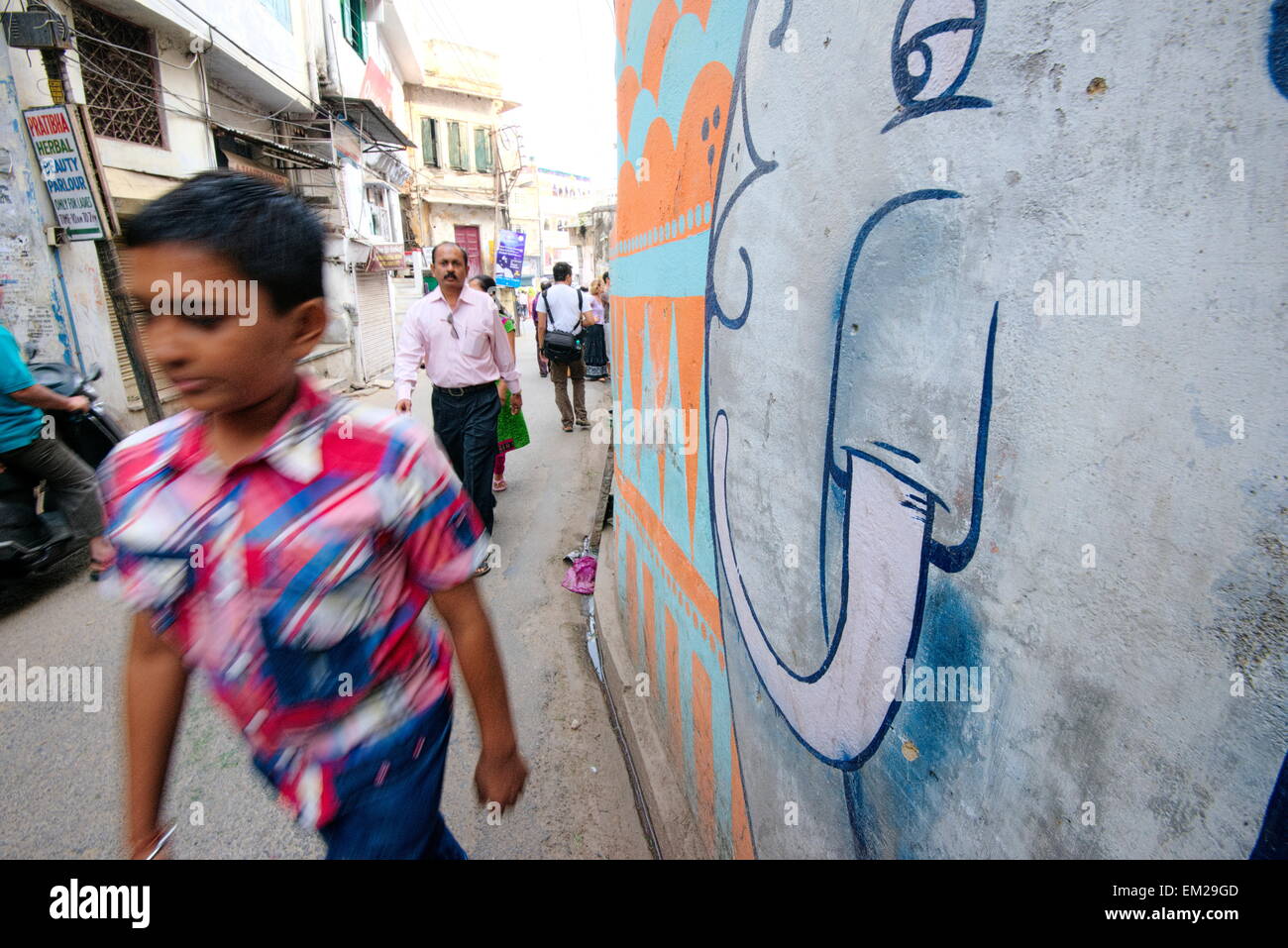 The busy streets of Udaipur old town Stock Photo - Alamy