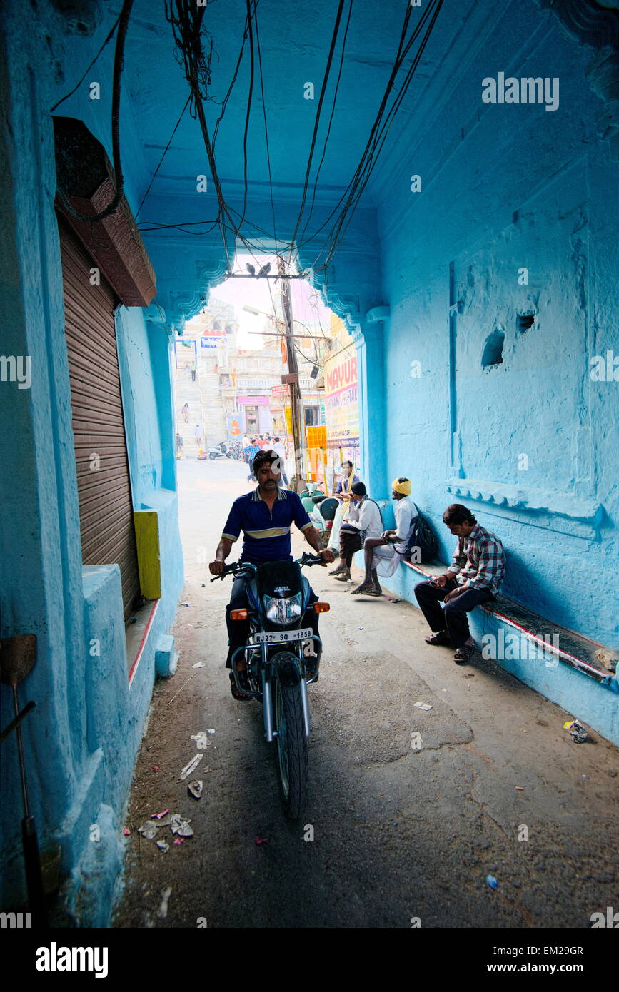 The busy streets of Udaipur old town Stock Photo - Alamy