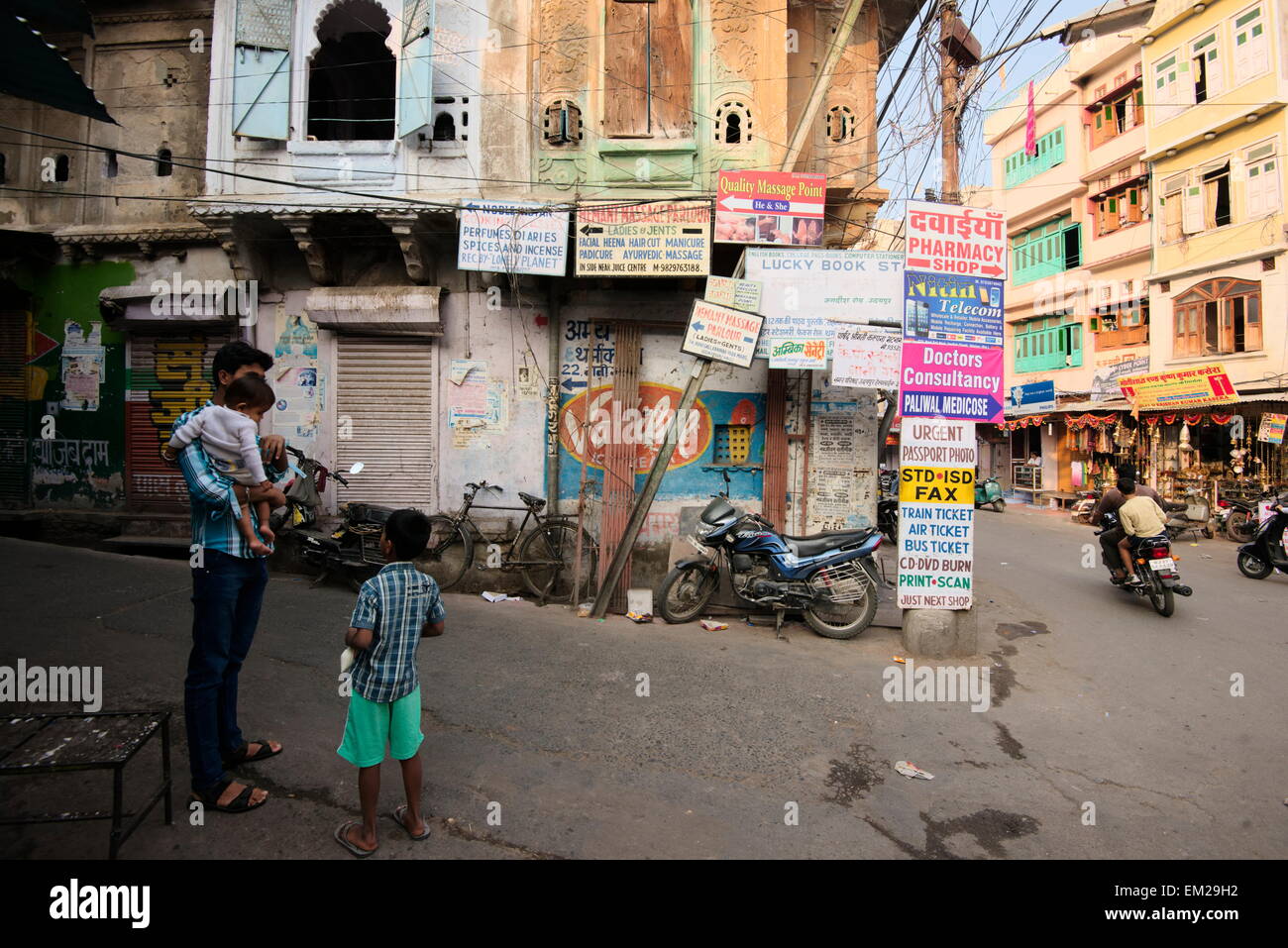 The busy streets of Udaipur old town Stock Photo - Alamy