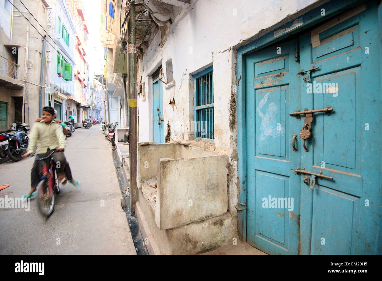 The busy streets of Udaipur old town Stock Photo - Alamy