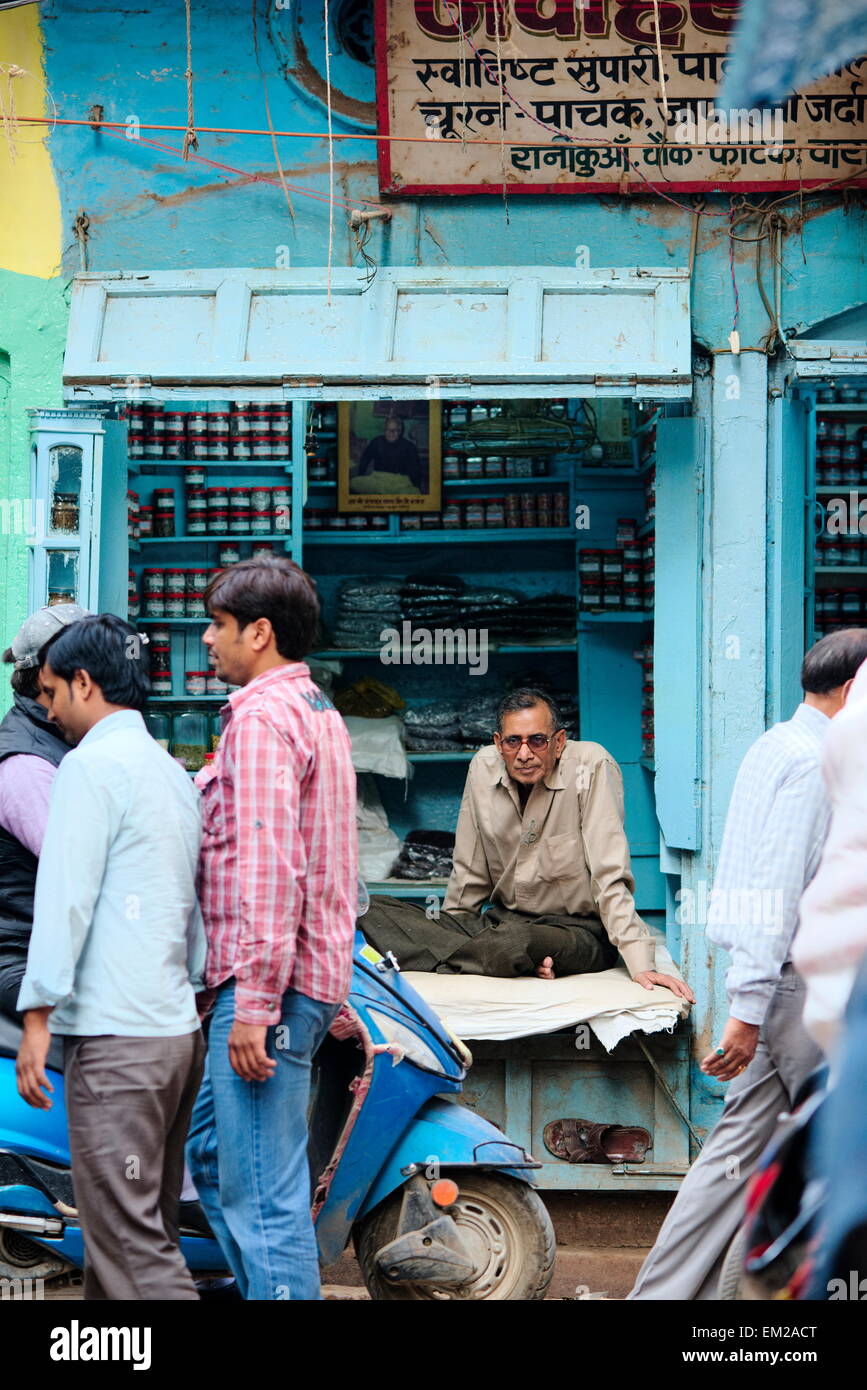 Shop in the old town of Varanasi Stock Photo - Alamy