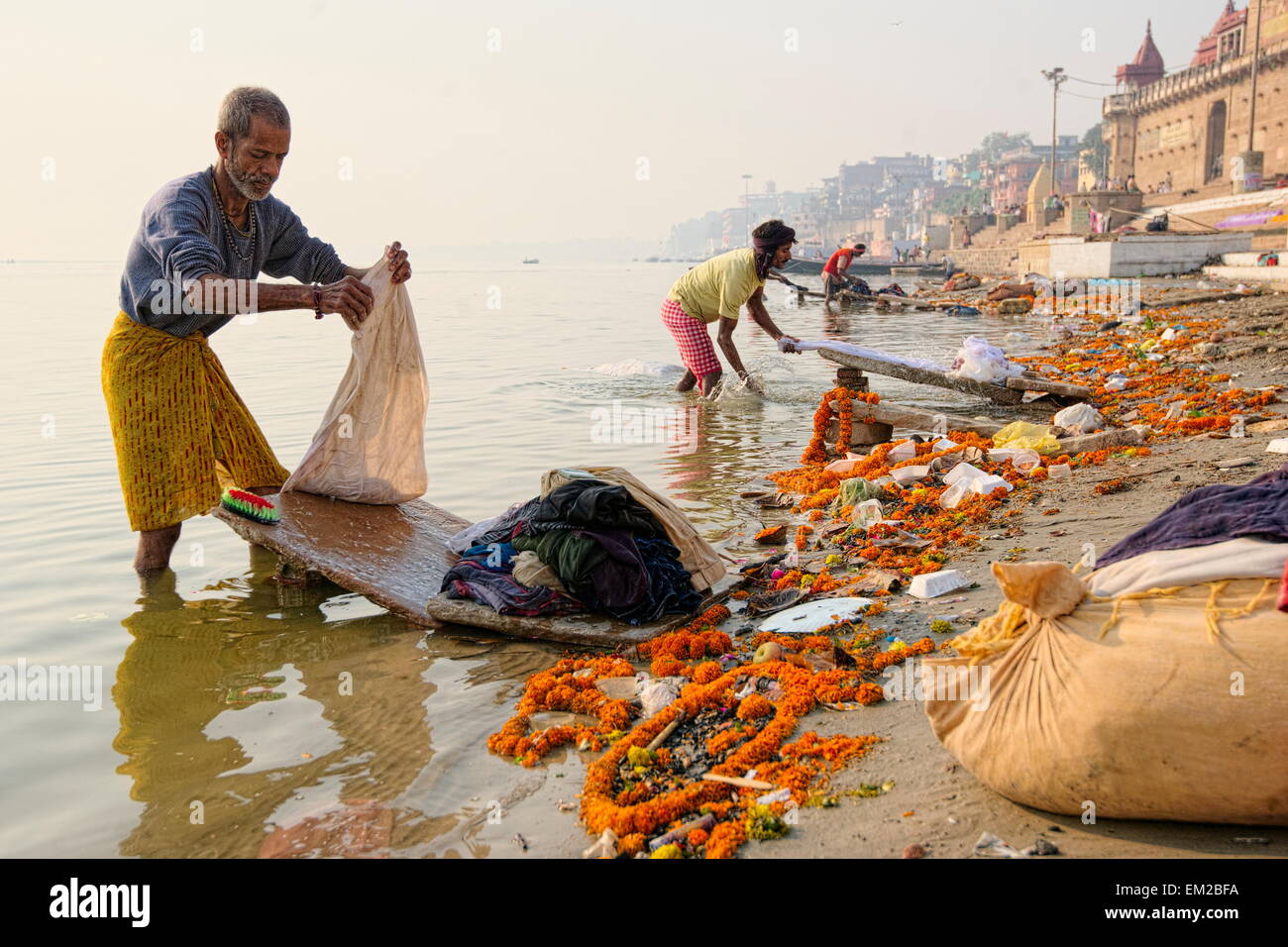 Men washing the city's clothes in the waters of the Ganges Stock Photo ...