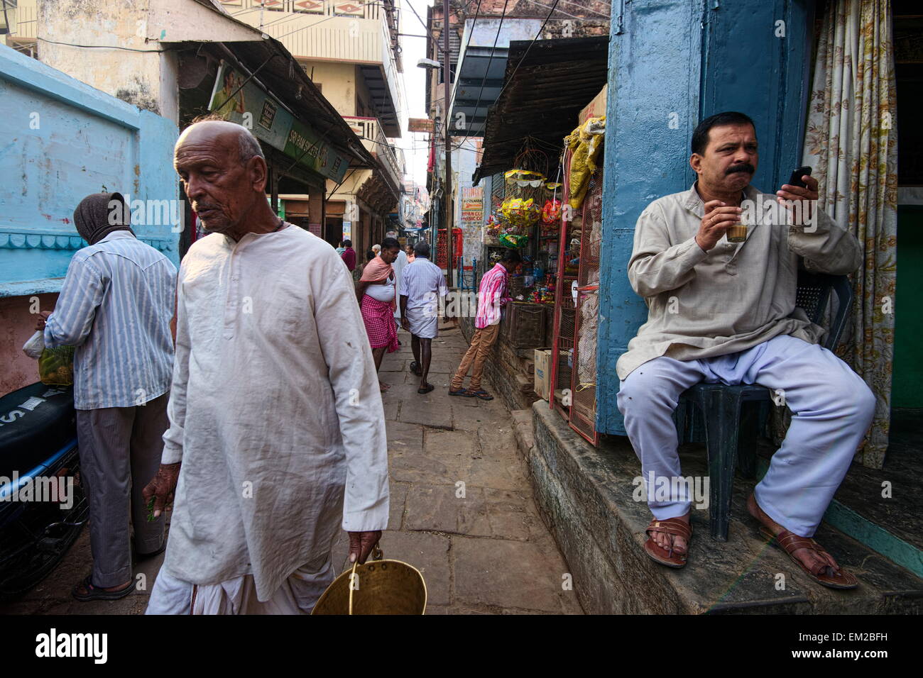 The narrow alleys of old Varanasi's old town Stock Photo - Alamy