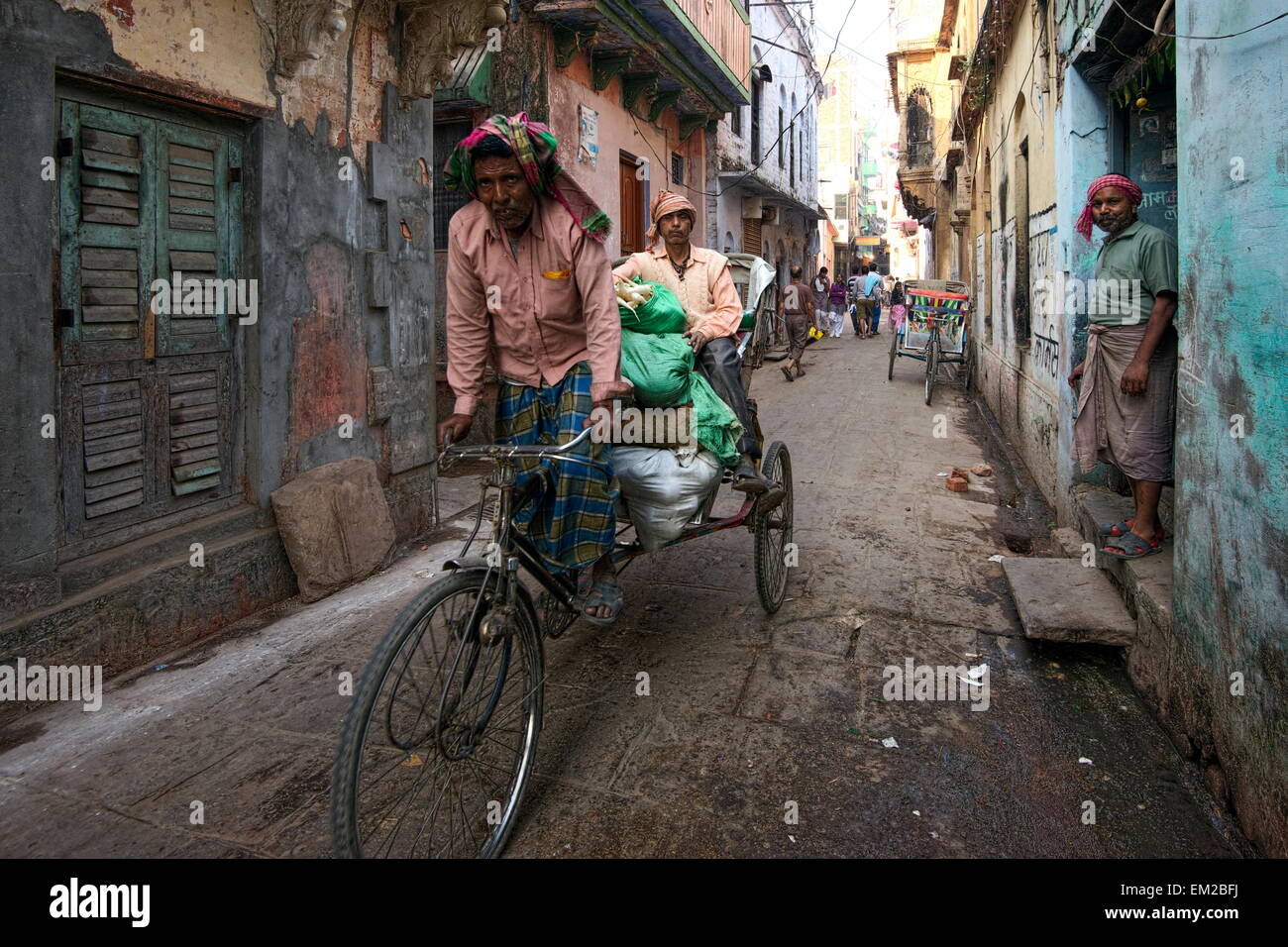 The narrow alleys of old Varanasi's old town Stock Photo - Alamy