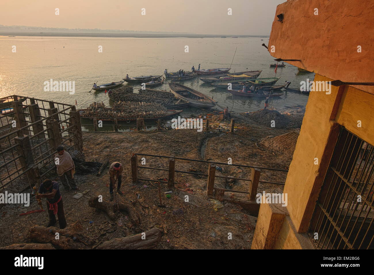 Manikarnika, the main burning ghat of Varanasi Stock Photo - Alamy