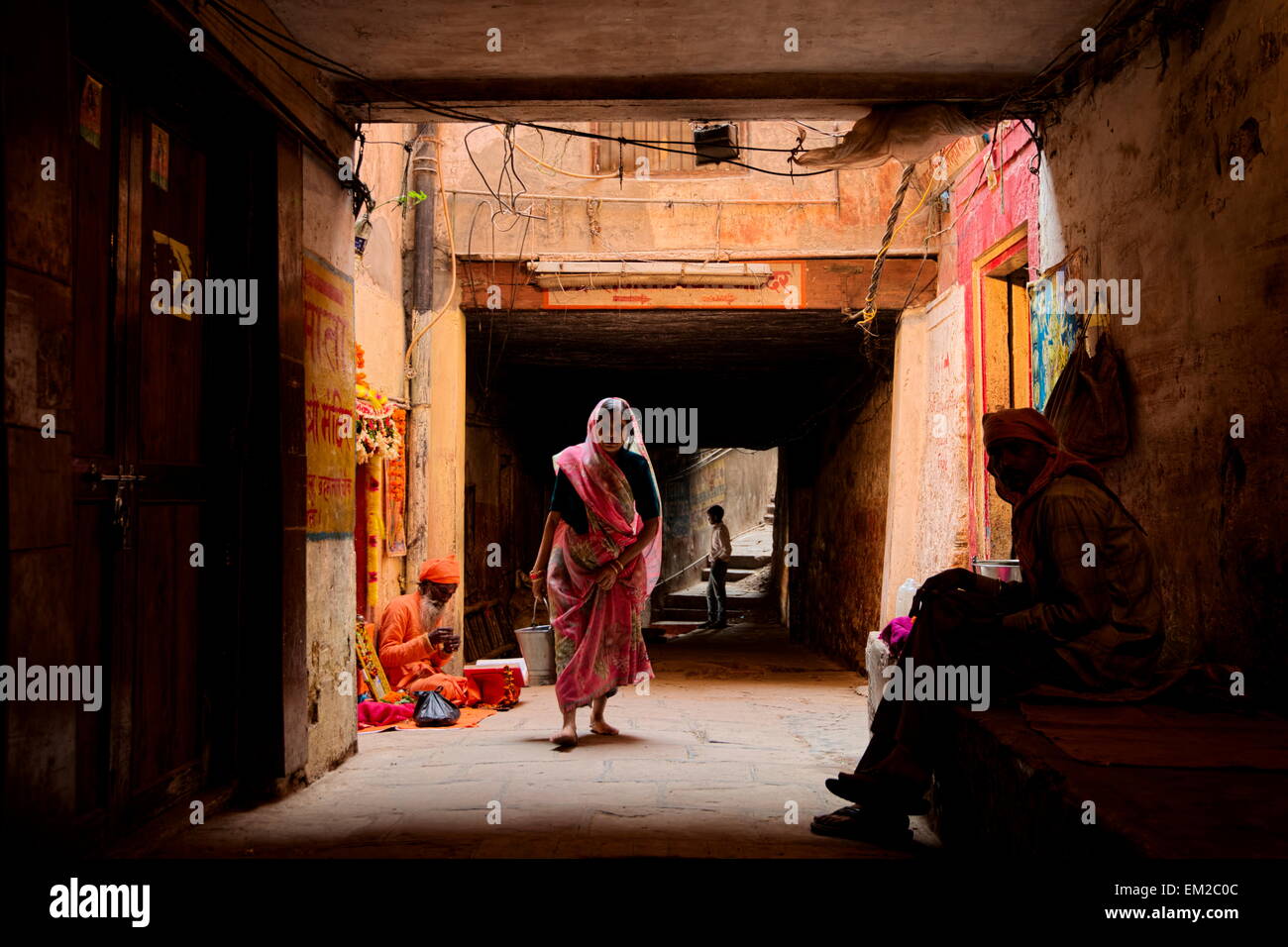 The narrow alleys of old Varanasi's old town Stock Photo - Alamy