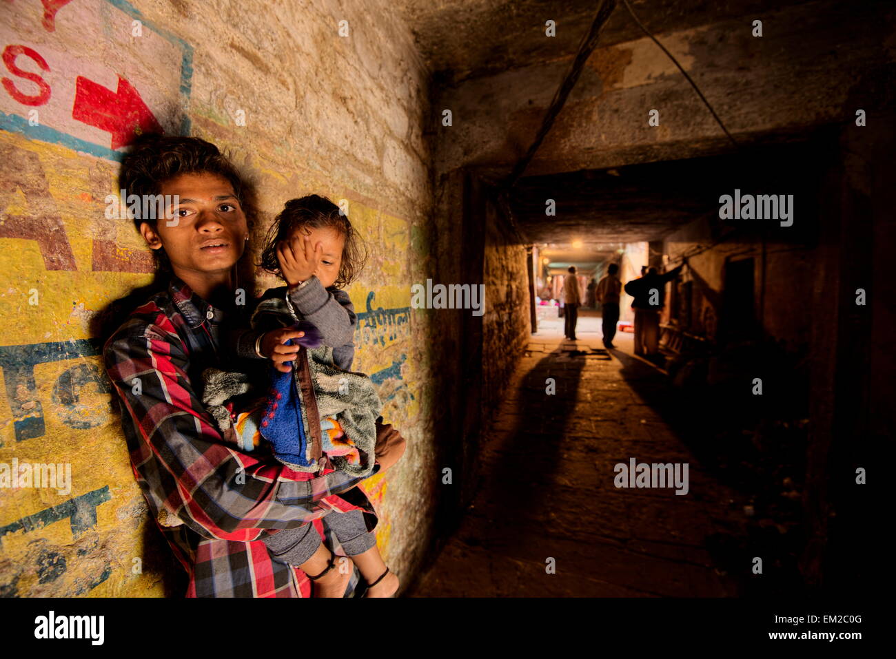 The narrow alleys of old Varanasi's old town Stock Photo - Alamy