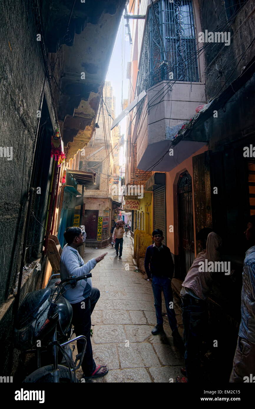The narrow alleys of old Varanasi's old town Stock Photo - Alamy